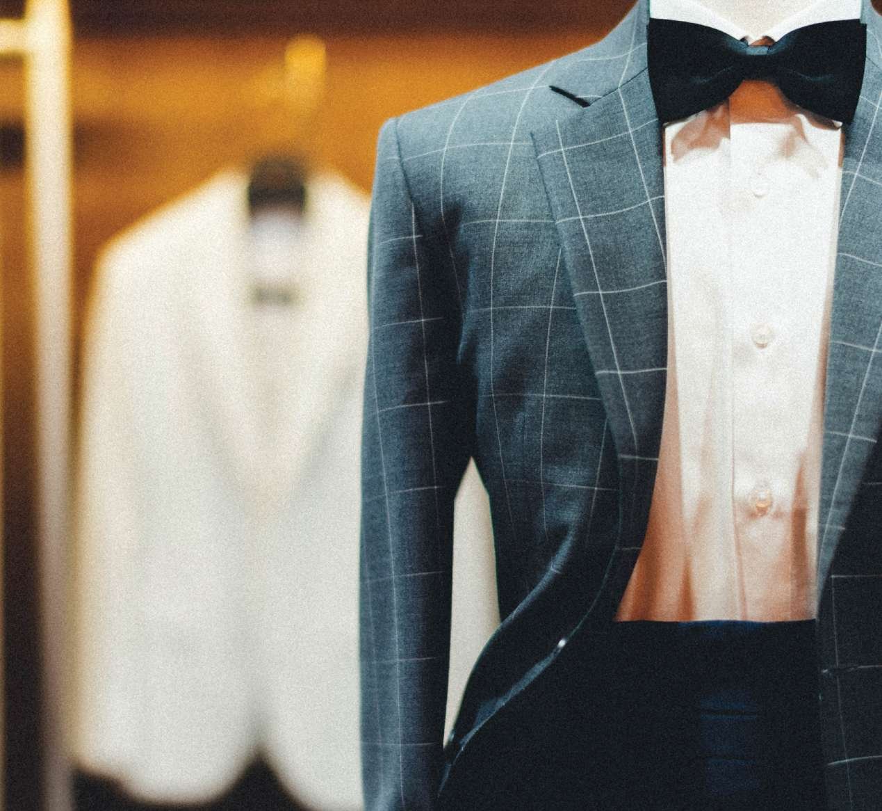 5 Must Have Men's Suit Accessories to Complete Your Style